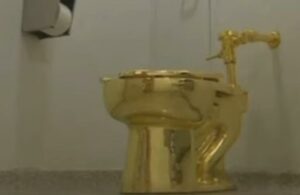 Продадена златна WC шоља „Америка“ - Trn.mk