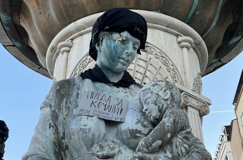 Герила акција на „Кој е следен?“ - Солидарност со Кочани! - Trn.mk